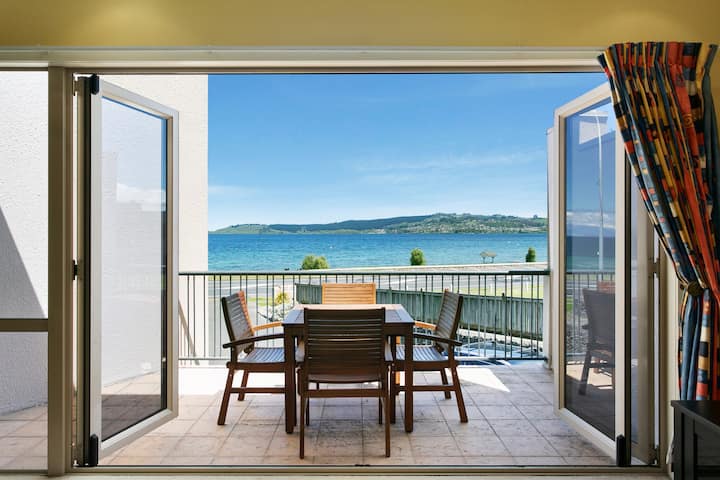 Lake Front Living In Taupo *No Service Fee* - Taupo