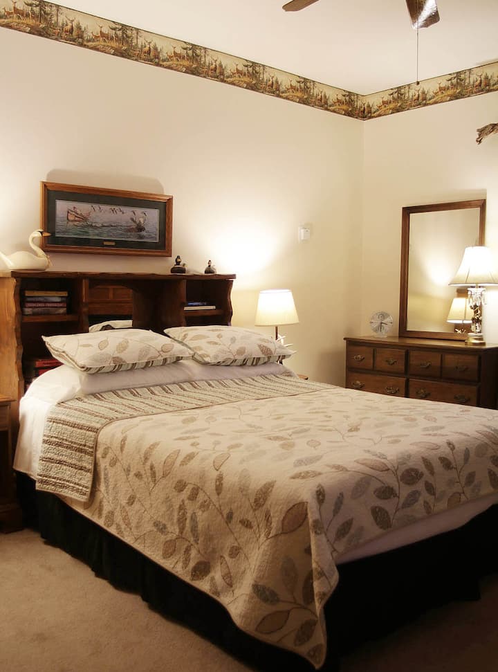 Sportsman Room At Saisons Inn - Ellicottville, NY