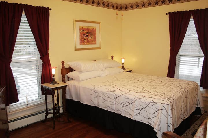 Americana Room At Saisons Inn - Salamanca, NY