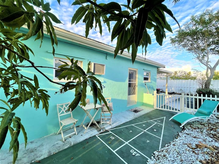 Cute, Pet Friendly 1 Bdr Steps To The Beach. - Redington Beach, FL