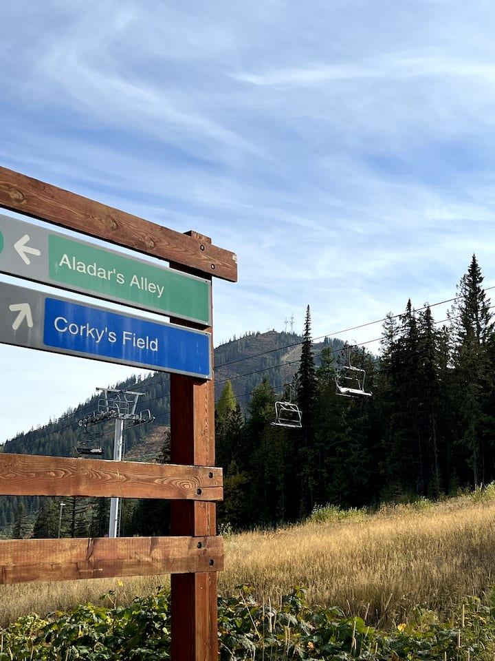 Aladar's Alley Chalet - Ski In, Ski Out. - Rossland