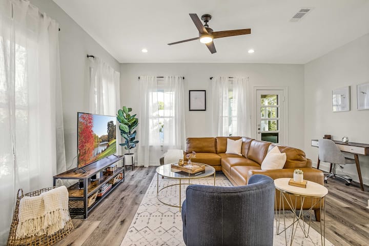Historic Dt Bungalow | Sleeps 10 | Walk Everywhere - Austin, TX