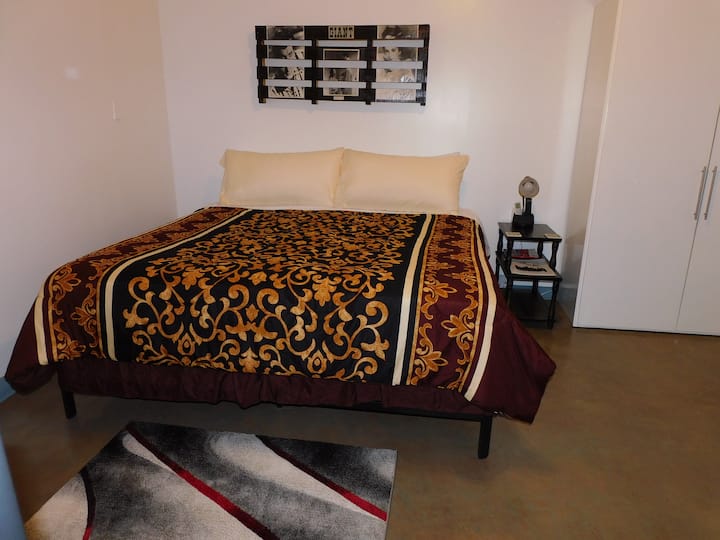 Carmen's Marfa Hotel/elsie King Bedroom En-suite - Marfa, TX