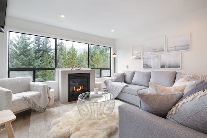 Luxury 3br/2ba Creekside: Hot Tub, A/c, Secure Bike Storage, Mountain Views - Whistler