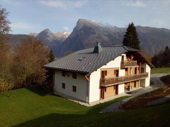 Vercland: Chambre 4 Couchages Dans Chalet Neuf - Samoëns