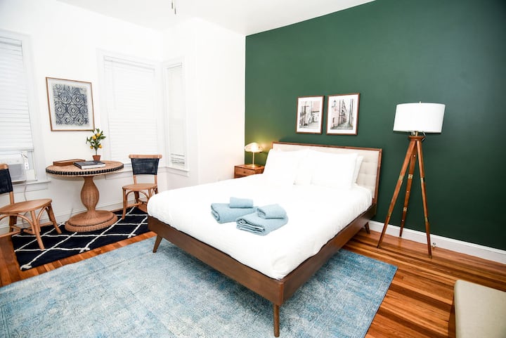 Venn | Sun Bathed Harvard Room| Private Bath - Boston, MA