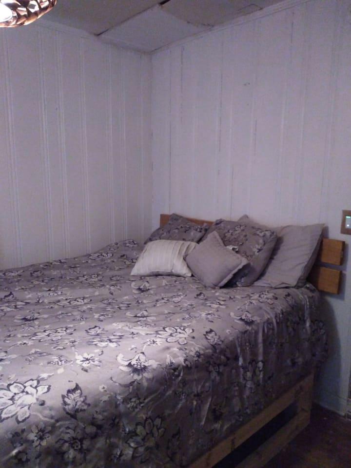 Private Room In Cozy Central Located Home. - Flint, MI
