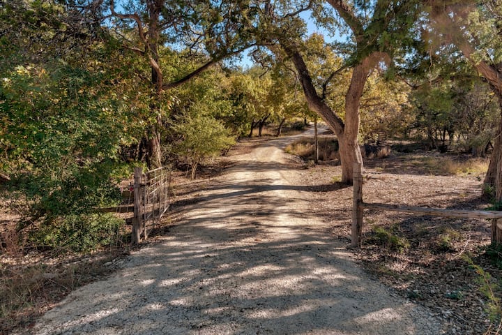 Retreat On 5 Acres 2 Kings/1 Queen Ideal Location - Dripping Springs, TX