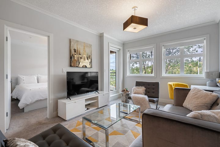 Exceptional Location Overlooking The Bow River - Calgary