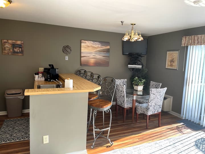 2 Brm/2 Bath, Lake Views, Pool W/grills, Concerts! - Laconia, NH