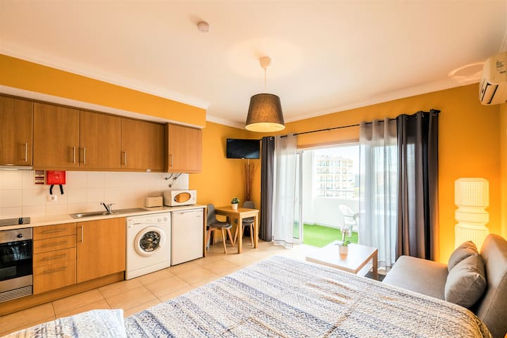 Yellow Studio: Pool, Wifi, Ac, Balcony, Smart Tv - Portimão