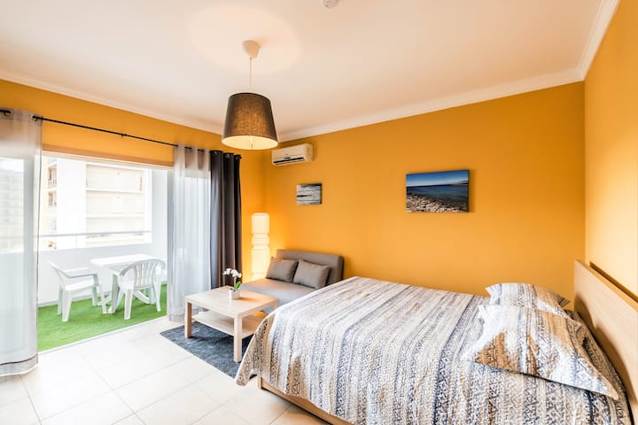 Yellow Studio: Pool, Wifi, Ac, Balcony, Smart Tv - Algarve