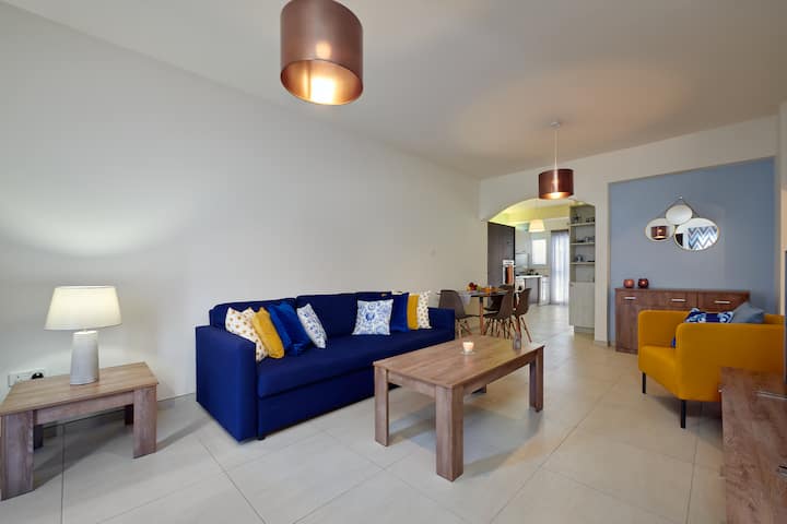 Spacious / Central 3 Bedroom Refurbished Apartment - Limassol