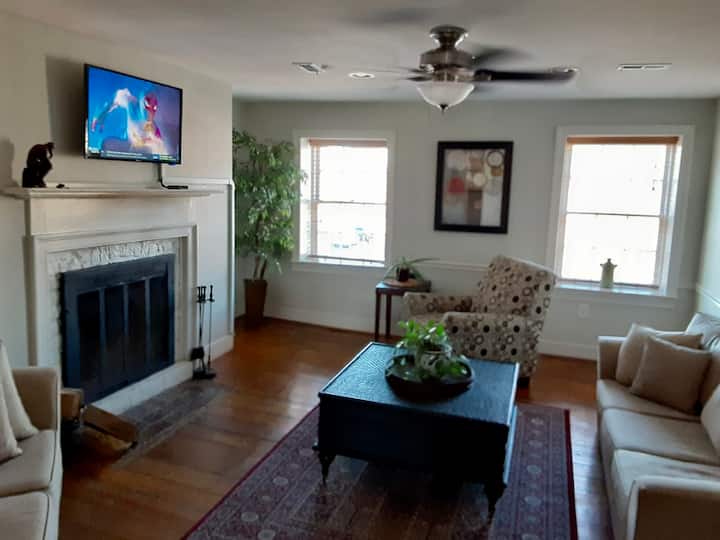 Historic 3rd Floor Private Downtown Apartment - Fredericksburg, VA