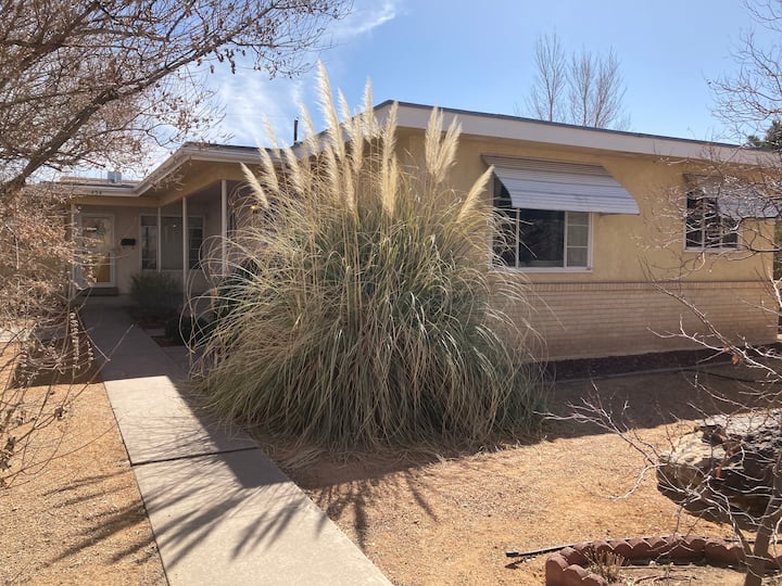 Casa Amarilla: Monthly Discounts, Pet/kid Friendly - Albuquerque, NM