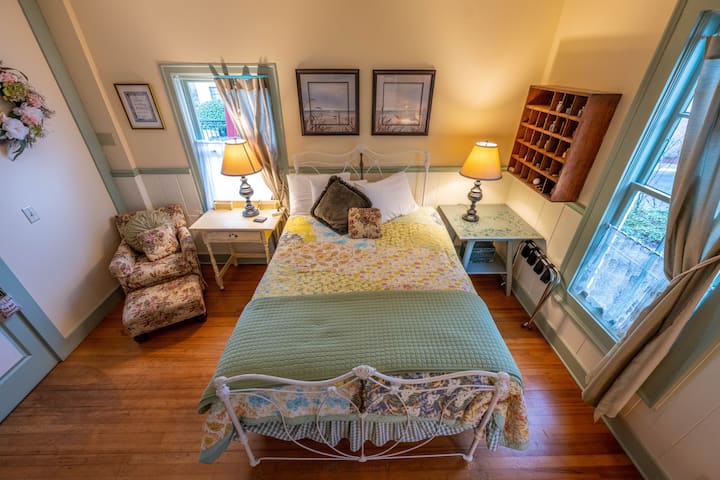 1) Fuchsia Room (Clementine's Guest House) - Astoria, OR