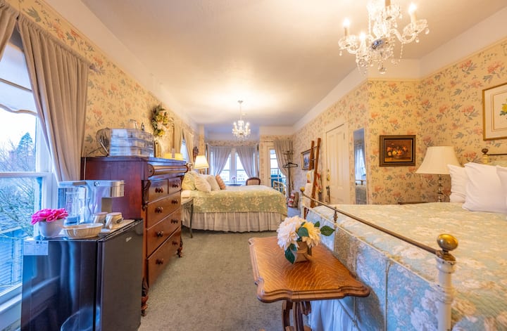 02) Peony Suite - (Clementine's Guest House) - Astoria