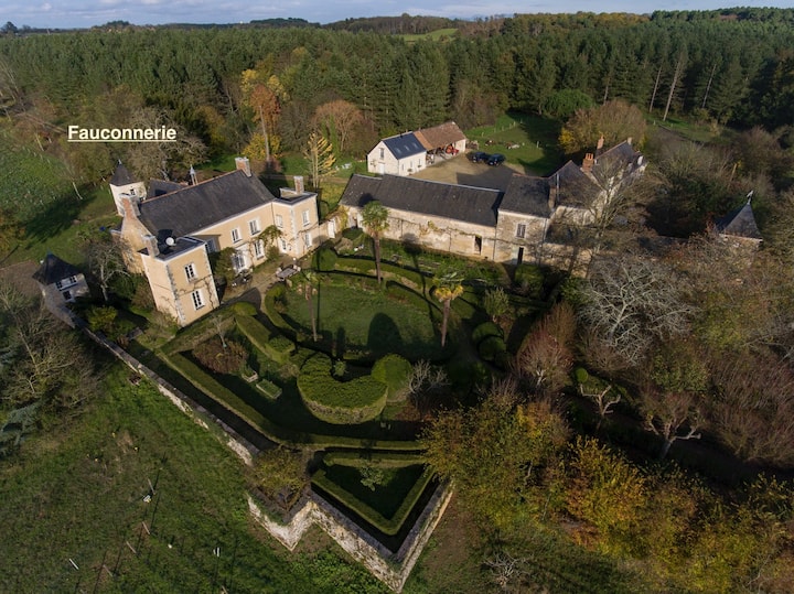 La Cour Du Liege: Fauconnerie Tourelle Du 15e.s - Baugé en Anjou