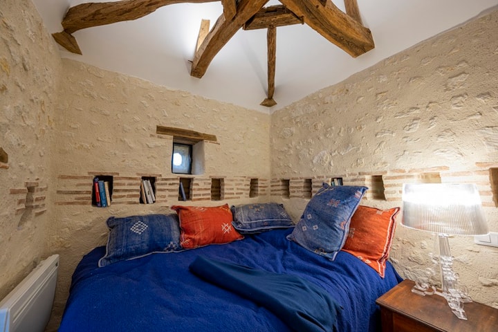 La Cour Du Liege: Fauconnerie Tourelle Du 15e.s - Baugé en Anjou