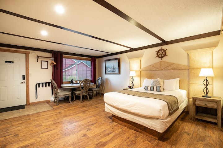 King Bed, Blackout Curtains, Ground Floor - Ocean Shores, WA