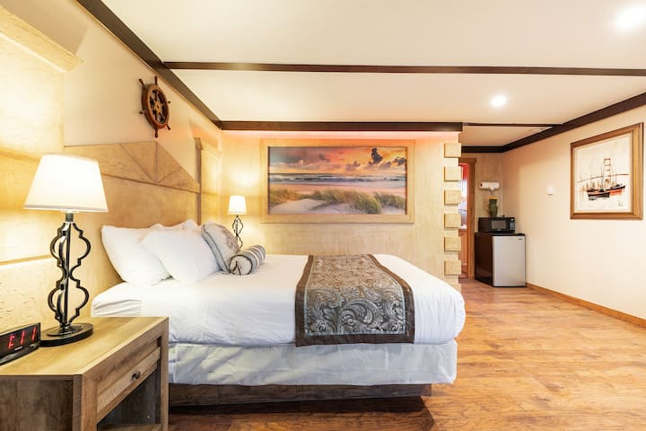 King Bed, Blackout Curtains, Ground Floor - Ocean Shores, WA