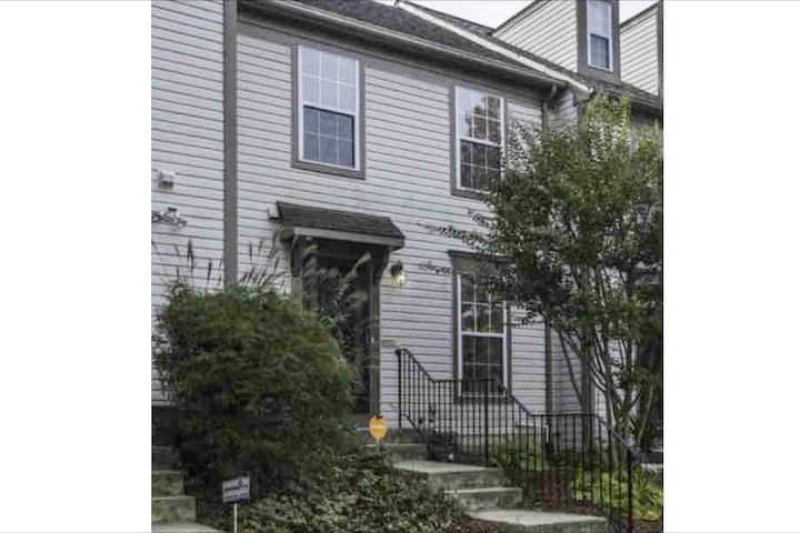 Two Bedroom Townhouse In A Great Area! - Silver Spring