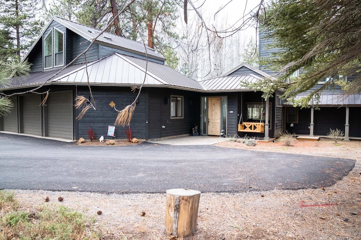 Large Black Butte Meadow Home With Mountain Views - Sisters, OR