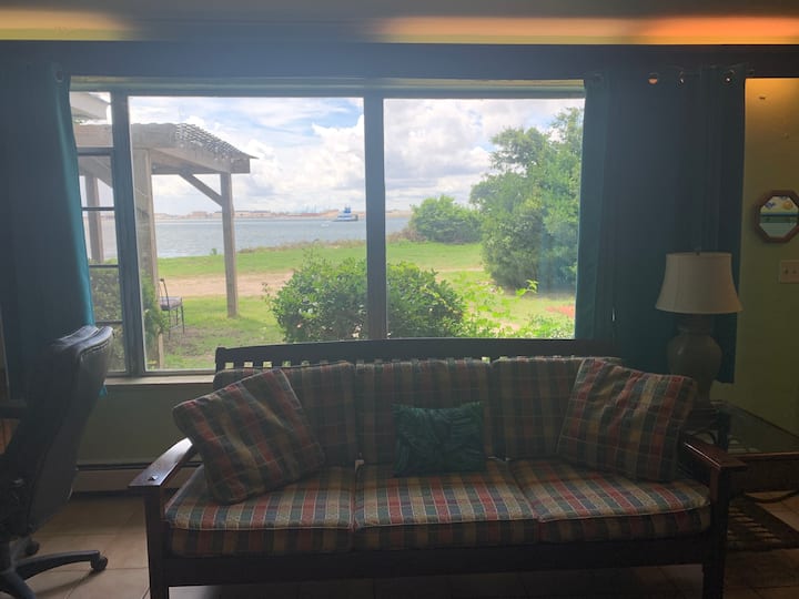 Fisherman's Cottage On The Bay - Water Front Wi-fi - Norfolk, VA