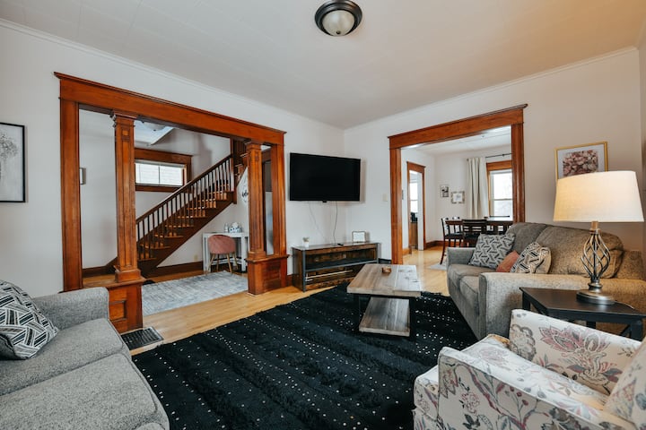 Romantic 3 Bedroom Gambrel Home - Green Bay, WI