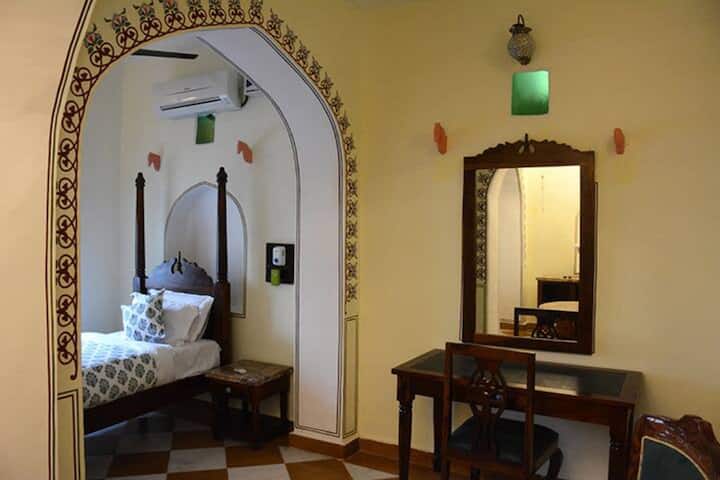 Haveli Elegance – A Room In Thakur Ji’s Legacy - Bandikui