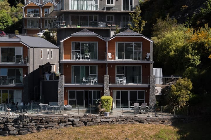 Remarkable Views And Balcony Overlooking The Lake - The Remarkables Ski Area