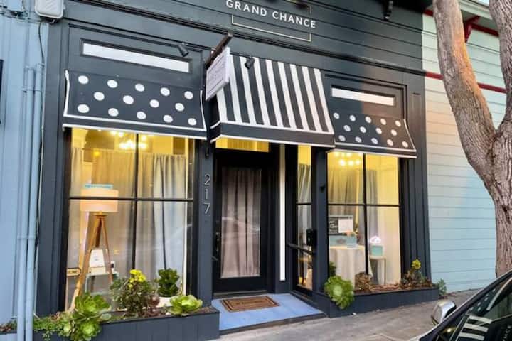 Cool Studio In A Historic Building, With Parking. - Monterey, CA