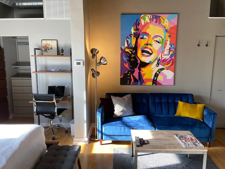 Hip Lakeview Loft - Chicago, IL