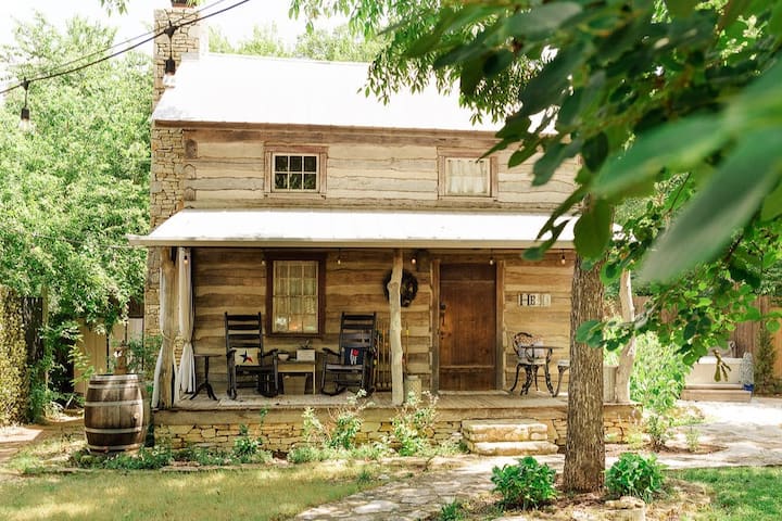 Hidden Treasures Cabin: Private, Patio, Copper Tub - Fredericksburg, TX