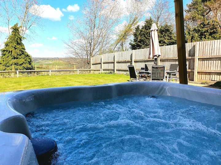 Cosy Home From Home, Private Hot Tub, Sunset Views - 