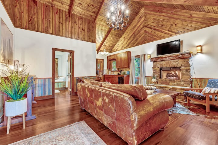 Firefly Guesthouse | Fireplace | Superb Location - Fredericksburg, TX