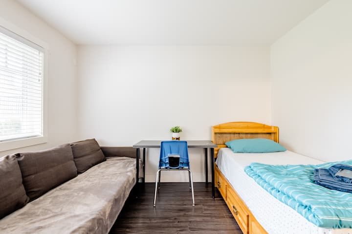 Furnished Studio With Private Bathroom & Entrance. - Surrey