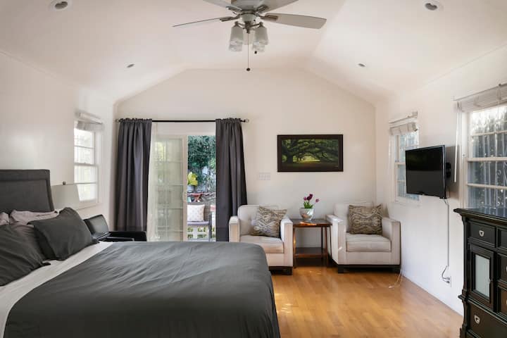 Spacious Home For Group Travel - Beverly Hills, CA