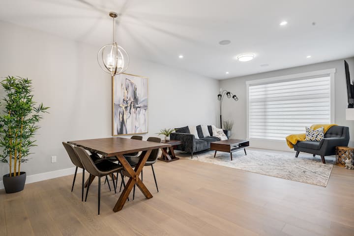 Free Parking, King Bed & South-facing Deck - Calgary