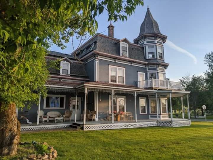 The Writer's Nook In A Victorian Home. Apt. #3 - Vermont