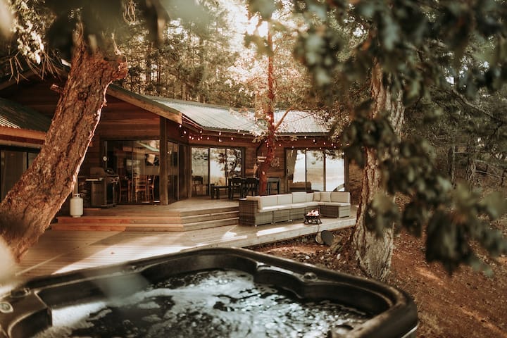 Secluded Mountain Cottage With Sauna & Hot Tub - Hornby Island