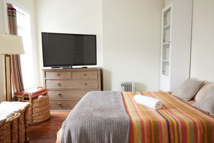 Artist Home Guest Suite (3 Min From Train) — Apt 2 - Brooklyn, NY