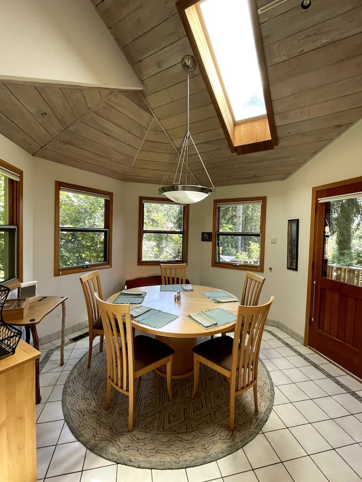 Luxury Treehouse, 9 Skylights 1 Mi To Hayward Fld! - Eugene, OR