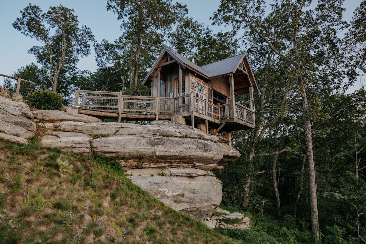 Raven Rock Mountain Skyscraper Treehouse - Treehouses for Rent in ...