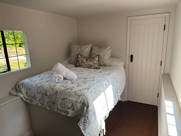 A Cozy Cottage Surrounded By Woodlands - Woking