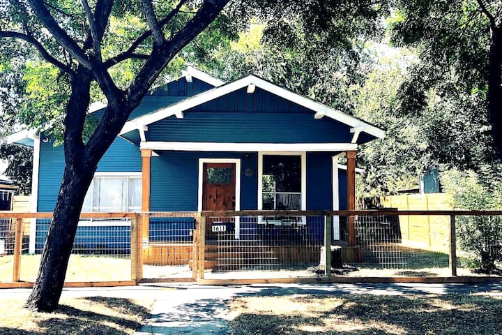 Affordable, Clean And Cute! San Antonio Blue House - AT&T Center