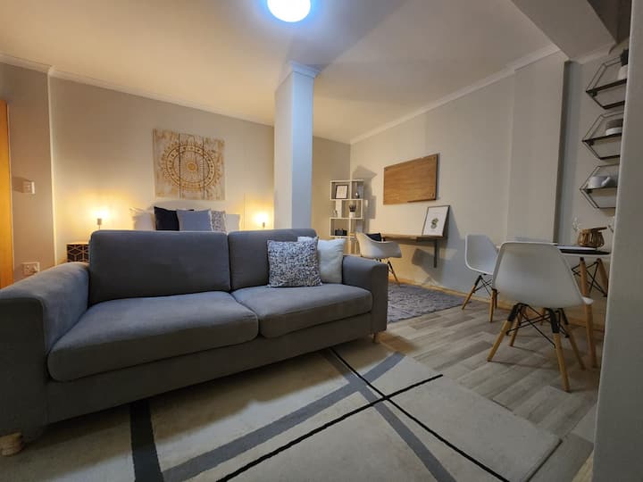 City Lights Studio Apartment W/ Pool, Gym, Wi-fi - Cape Town