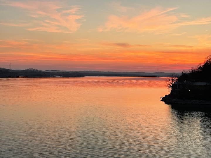 Beautiful Lakeside And Sunset Views. - Lake Ozark, MO