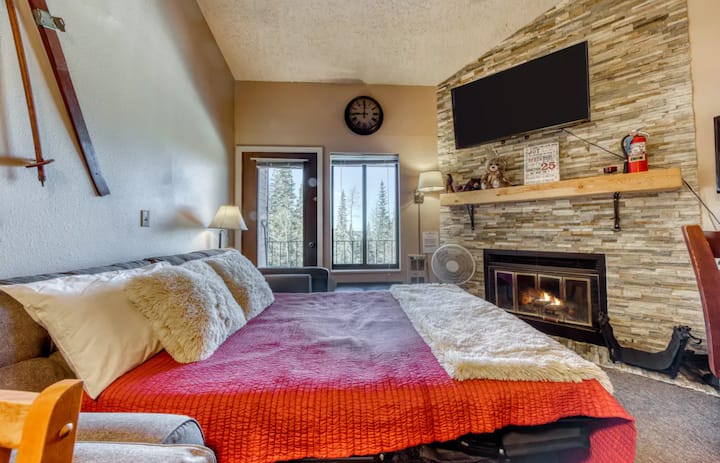 Mountain Serenity: Loft, Jacuzzi, Pool Views - Brian Head, UT