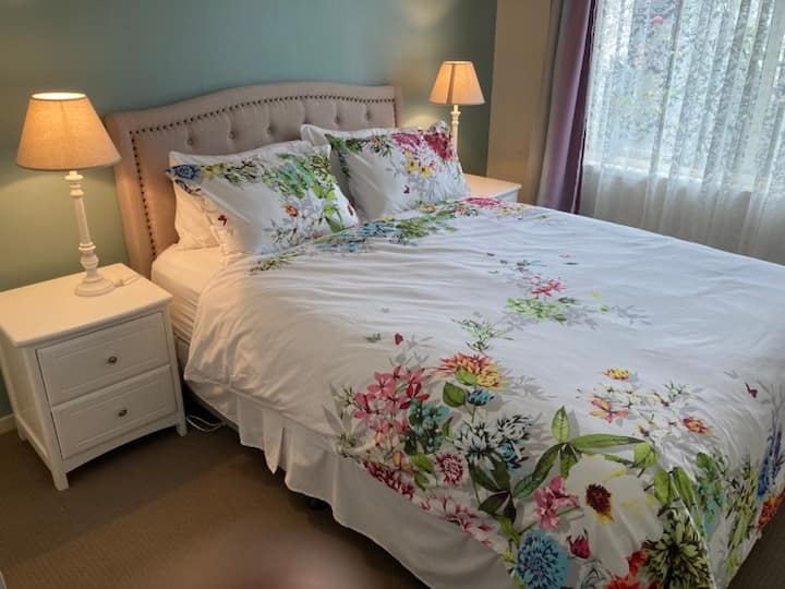 Lilac Room, Q Size Bed In The " Blue Wren Cottage" - Moss Vale